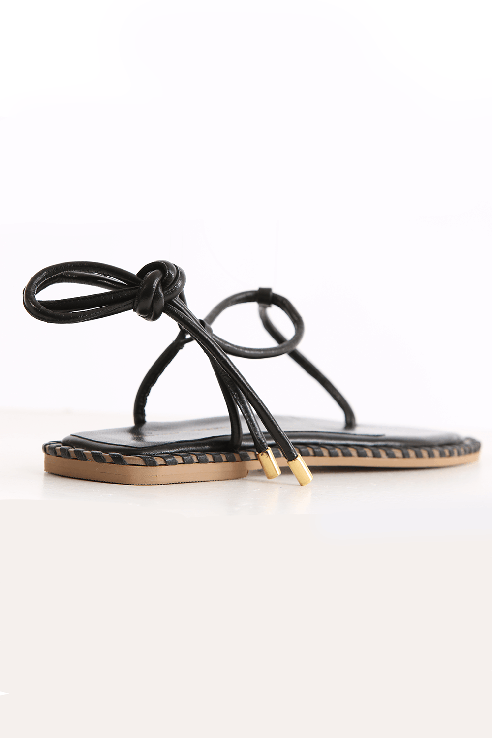 Rasteira Flat Roberta Off E Preto Cristiano Rodriguez - Off & Preto