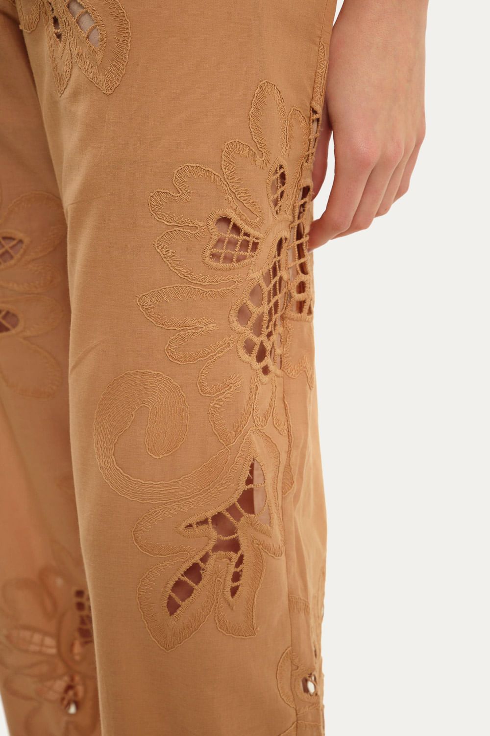 Calça Jane Aleha Bege: Algodão e Bordados Florais Aleha